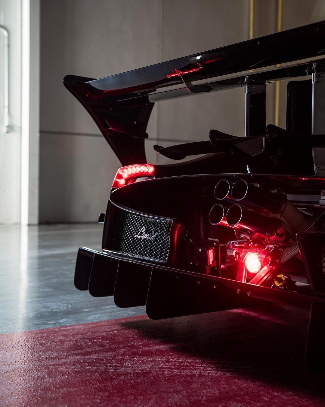 Pagani Zonda R Liquid is the most sinister looking Zonda out there ...