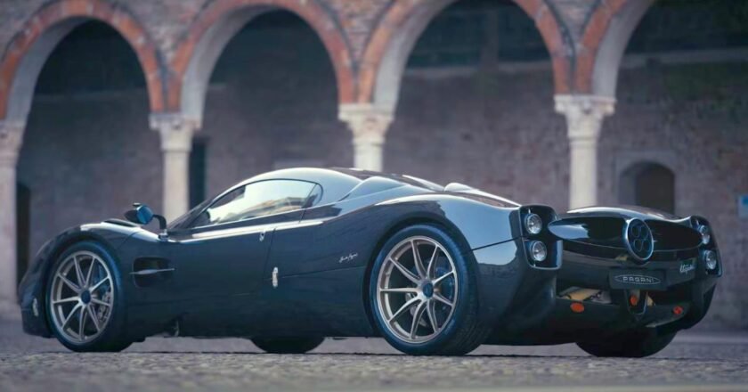 Watch the sexy Pagani Utopia drive through a picturesque Italian town ...