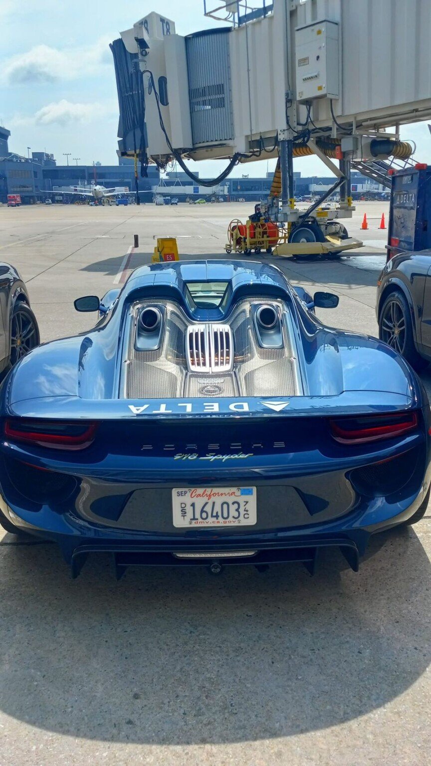 Porsche 918 Spyder used as Runway Taxi by Delta - The Supercar Blog