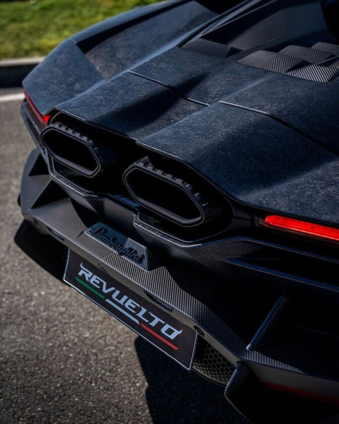 Lamborghini Revuelto with forged carbon paint finish looks like it ...
