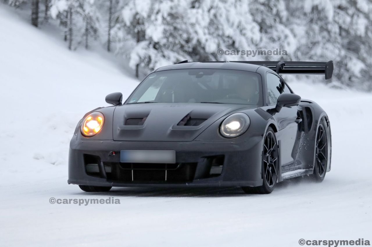 Porsche 911 GT3 RS facelift (992.2) spied testing in the snow - The ...