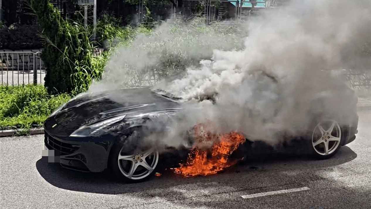 Ferrari mysteriously catches fire on a busy road, driver narrowly ...